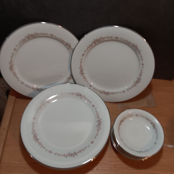 Noritake | Dining | 6 Noritake White And Pink Dinnerware Set 8 Dinner ...